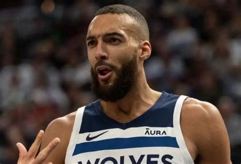 戈贝尔发文：因黑人肤色问题被亲戚歧视 母亲坚决保护我 球迷屋