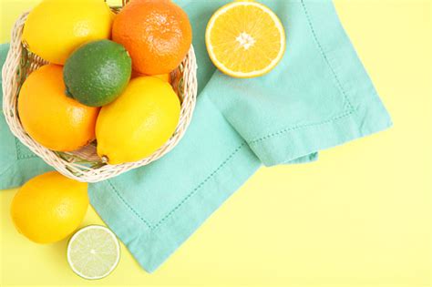 색색 배경 상단 보기에 다른 감귤류와 육즙 슬라이스 텍스트를 삽입할 배치합니다 0명에 대한 스톡 사진 및 기타 이미지 0명 과일 노랑 Istock