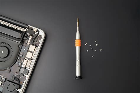 마이크로 회로 프로세서 및 팬이 있는 개방형 노트북의 작은 특수 강철 스크루 드라이버 나사 및 나사 연필에 대한 스톡 사진 및 기타 이미지 Istock