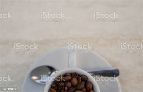 흰색 배경에 커피 컵과 콩 텍스트의 복사 공간이 있는 맨 위 보기 고객에 대한 스톡 사진 및 기타 이미지 고객 관 제작물 구이 Istock