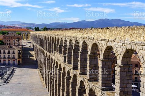 스페인 세고비아의 유네스코 도시 세고비아의 배경에있는 산들과 함께 세고비아의 로마 수로 0명에 대한 스톡 사진 및 기타 이미지 0명 건설 산업 건축 Istock