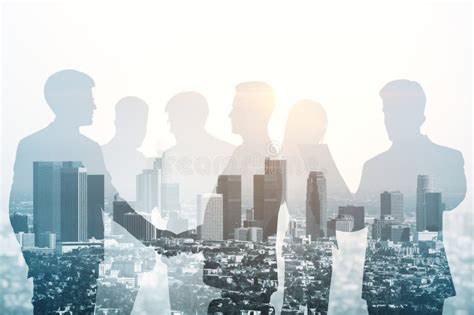 灯光背景中的抽象城市天际线 团队合作伙伴关系和成功理念 色调图像 库存照片 图片 包括有 论述 衣领 301609164