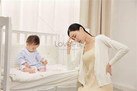 피곤한 엄마와 귀여운 아기 사진 무료 다운로드 Lovepik
