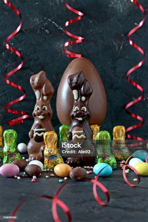 어두운 배경에 맛 있는 초콜릿 부활절 달걀 토끼 꽃과 과자 0명에 대한 스톡 사진 및 기타 이미지 0명 계절 고풍스런 Istock