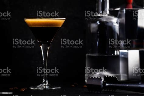 보드카 커피 리큐어 시럽과 얼음 다크 바 카운터 배경 바 도구 복사 공간 에스프레소 마티니 칵테일 0명에 대한 스톡 사진 및 기타 이미지 Istock