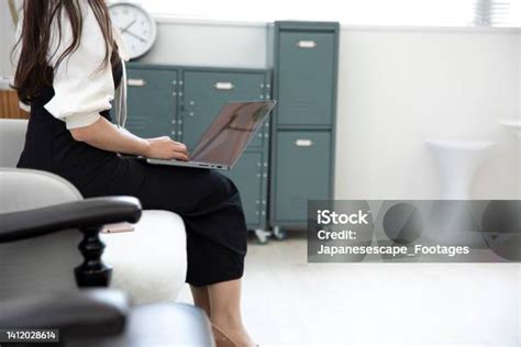 사무실에서 원격 작업으로 노트북을 타이핑하는 일본인 여성 얼굴 없는 구성 35 39세에 대한 스톡 사진 및 기타 이미지 35 39세 It 지원 격리 Istock