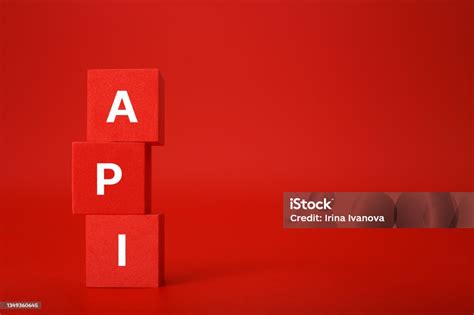 복사 공간이 있는 단색 적색의 Api 개념입니다 빨간색 장난감 큐브 스택에 기록 된 Api 0명에 대한 스톡 사진 및 기타 이미지 Istock