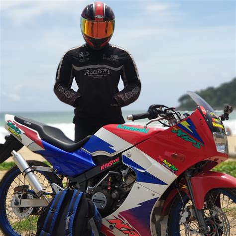 Sexy Young Woman ทักทายยามเย็นค่ะ ทุกคน 🥰 พักผ่อนใกล้ๆที่พัก ติดกับธรรมชาติค่ะ 🥰 สบายใจ