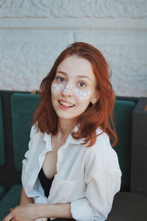 실내 가벼운 독특한 메이크업 매력적인 미소 짓는 밝은 미소 빨간 머리 수직 쐈어 아름다운 아름다움 얼굴 스티커 여성 여자 예쁜 예술적 표현