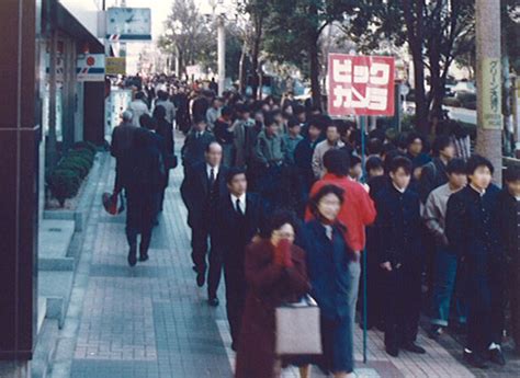 あの日、勇者たちがゲーム店に押し寄せた！hd 2d版『ドラクエ3』発売を前に、ビックカメラが“懐かしの大行列写真”で店内を装飾 インサイド