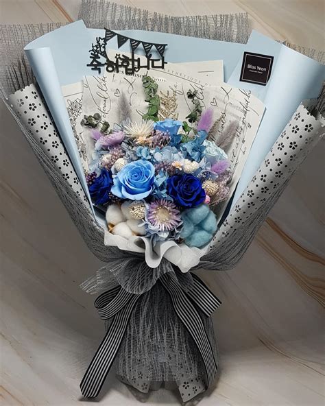Bliss Yeon 2주 전에 일찍 예약해주셨던 파란장미 프리저브드플라워 졸업식 꽃다발 기분좋은 Facebook