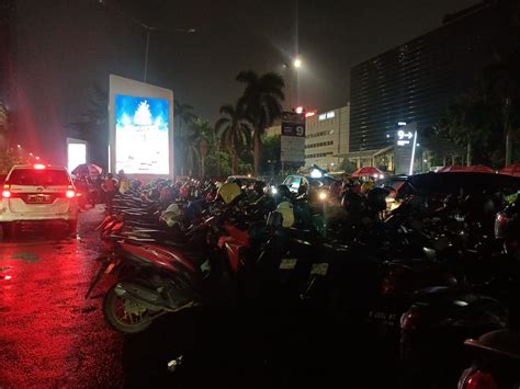 Pengunjung Prj Parkir Di Jalanan Pt Ji Expo Kapasitas Tidak Cukup