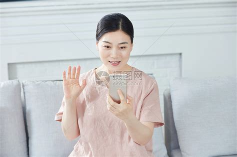 中年女性用手机视频通话高清图片下载 正版图片501313422 摄图网
