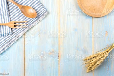 빈 나무 접시 포크 숟가락 나무 테이블 평면도 배경 템플릿 식품 표시 몽타주에 식탁보 여유 공간이 텍스트 고급 요리에 대한 스톡