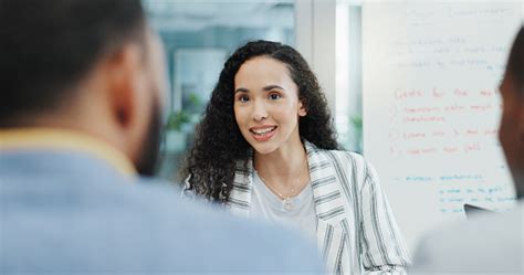 회의 사무실 및 여성과 사업가와 함께 계획 팀워크 및 프로젝트 아이디어에 대해 논의합니다 기업 협업 및 남성과 여성이 피드백 회사 검토 및 프레젠테이션을 위해 이야기합니다