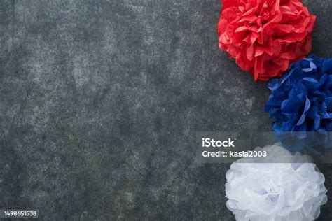 7 월 4 일 배경 미국 종이 팬 빨강 파랑 흰색 별 풍선 회색 어두운 콘크리트 배경에 금색 색종이 행복한 노동 독립 또는