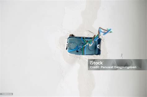 석고 아래의 전기 배선 콘크리트에 소켓을위한 숨겨진 설치 케이블 주택 및 아파트 개념의 개조 수리 및 개발 0명에 대한 스톡 사진 및 기타 이미지 Istock