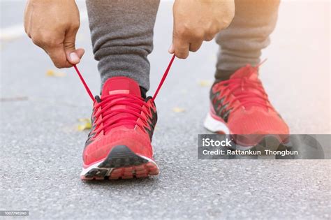 러닝 신발입니다 맨발 운동 화 근접 촬영입니다 조깅도 대 한 끈을 묶는 남자 선수 훈련에 대 한 준비 한 러너 관계 스포츠 생활양식입니다 거리에 대한 스톡 사진 및 기타