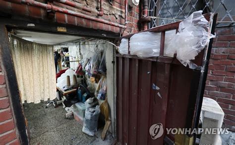 문틈 사이 찬바람 막기 위해 끼워 넣은 비닐 연합뉴스