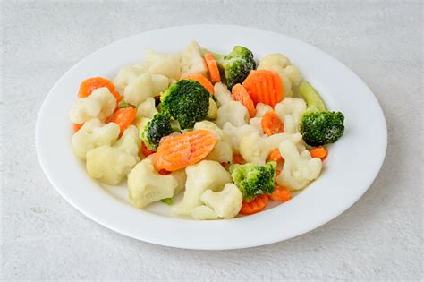 거친 흰색 텍스처 배경에 도자기 접시에 냉동 원시 당근 콜리플라워와 브로콜리 야채 채식주의 자 건강한 식사와 집에서 요리 0명에 대한 스톡 사진 및 기타 이미지 Istock