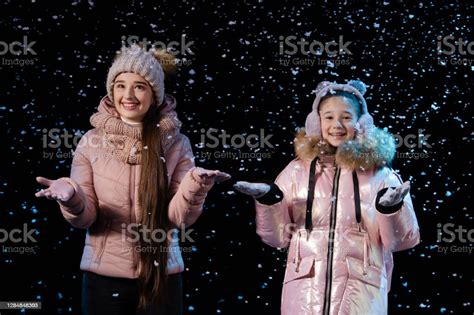 즐거운 어머니와 딸은 첫 번째 눈에서 기뻐합니다 검은 색 배경에 스튜디오에서 행복한 가족 클로즈업 눈송이에 대한 스톡 사진 및 기타 이미지 Istock