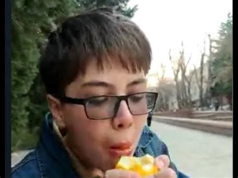 коля ест лимон - YouTube