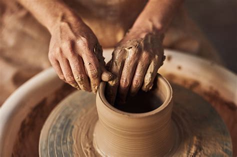 위에서 창의적이고 편안하며 예술적 취미를 위해 도공 바퀴에 도자기 도자기 및 점토를 만드는 손 워크샵 내에서 독특하고 수제