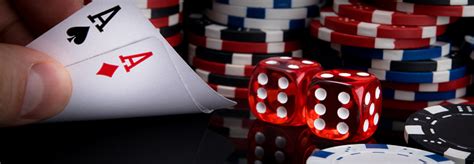 포커 칩의 스택의 배경에 두 개의 빨간 주사위와 카드를 재생 가능성에 대한 스톡 사진 및 기타 이미지 가능성 기술 나무