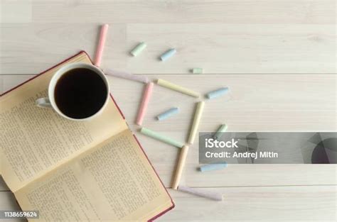 흰색 나무 바탕에 커피 한 잔 열린 책 및 여러 가지 빛깔의 분필 세계도 서의 날 카피 스페이스 0명에 대한 스톡 사진 및 기타 이미지 Istock