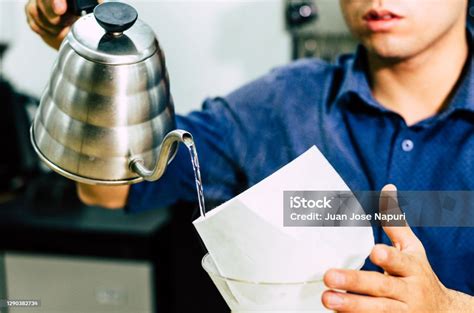커피숍에서 유리 케넥스로 커피를 준비합니다 Chemex 커피 머신은 독일 원산지의 뜨거운 음료로 커피를 준비하는 장치입니다 여과에 대한 스톡 사진 및 기타 이미지 Istock