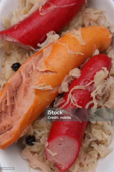 화이트 와인으로 조리 한 소금에 절인 양배추와 주니퍼 베리 돼지 고기 샤퀴 테리 제공 사우어크라우트에 대한 스톡 사진 및 기타