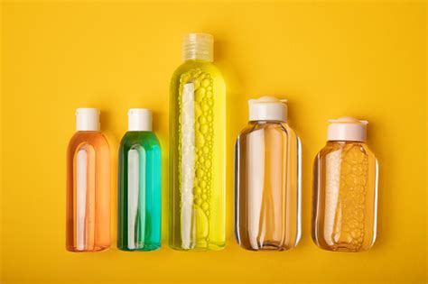 밝은 노란색 배경에 미셀 물과 면봉 메이크업 및 피지 제거 토너 토닉 세럼 또는 로션 피부 관리 뷰티 Conceptfletleytop 텍스트를 위한 장소입니다 복사 공간 0