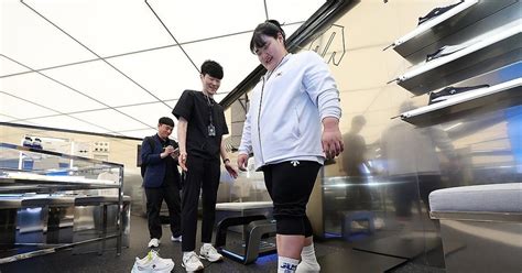 발 크기 측정하는 박혜정