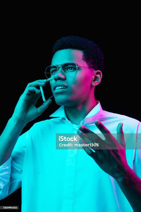 여러 가지 빛네온 빛에 검은 스튜디오 배경에 고립 된 아프리카 계 미국인 남자의 초상화 비즈니스에 대한 스톡 사진 및 기타 이미지 비즈니스 쿨한 태도 20 24세