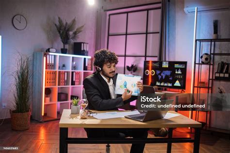 양복을 입은 잘생긴 성공적인 자격을 갖춘 수염 난 사무실 관리자가 온라인 화상 통화 중에 헤드셋을 착용합니다 20 24세에 대한 스톡 사진 및 기타 이미지 Istock