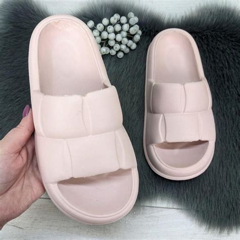 Шльопанці жіночі сланці Progress пінкові на обємній підошві пудрові 4024 — ціна 360 грн у