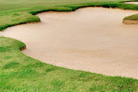 골프 코스 모래 구덩이 벙커 미적 배경 어려움에 대한 골프 대회의 장애물로 사용되며 아름다움을위한 코스에서 떨어집니다 모래 구덩이에 대한 스톡 사진 및 기타 이미지 Istock