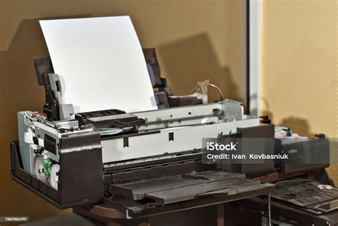 프린터가 부품으로 분해됩니다 깨진 더러운 먼지가 많은 프린터 장비 수리 서비스 센터 잉크로 리필하고 인쇄 장비의 청소 개선에