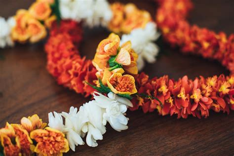 알로하 하와이 전통 꽃 목걸이 레이에는 환대의 의미 뿐만 아니라 하와이