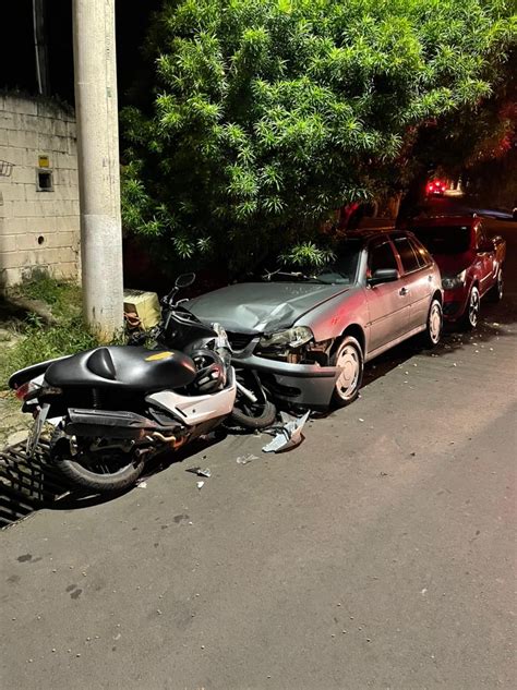 Motociclista Fica Ferida Após Colidir Em Carro Estacionado Em Pedreira