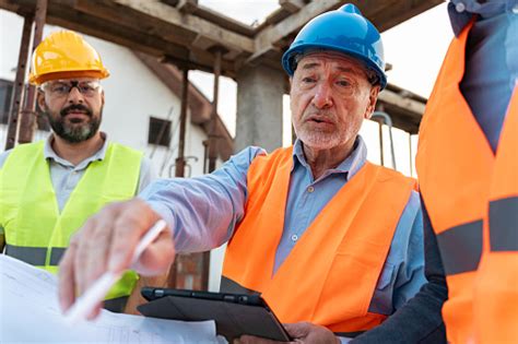 백인 건축가 건축 계약자 및 엔지니어 건설 현장에서 회의 25 29세에 대한 스톡 사진 및 기타 이미지 25 29세 35 39세 65 69세 Istock