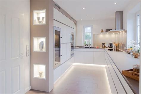 Светодиодная подсветка цоколя кухни | Luxury kitchens, Minimalist ...