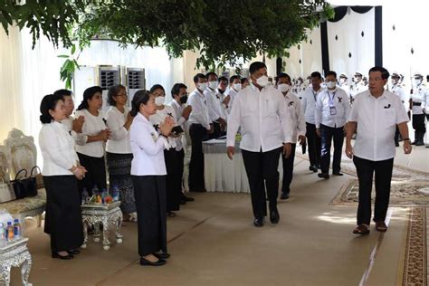 លោកជំទាវកិត្តិសង្គហបណ្ឌិត ម៉ែន សំអន អញ្ជេីញចូលរួមគោរពវិញ្ញាណក្ខន្ធ