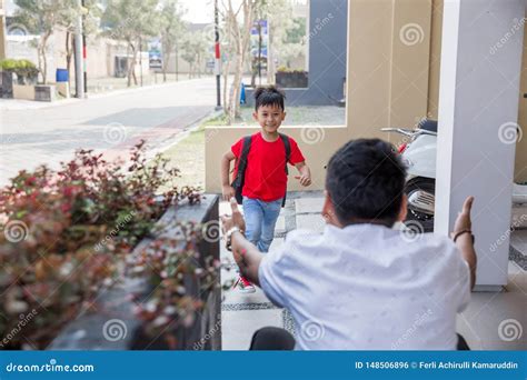 Hijo Que Funciona Con Y Que Abraza Al Pap Foto De Archivo Imagen De Padre Cabrito