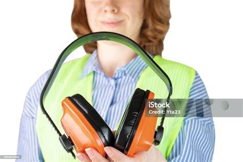 안전 작업 보호 액세서리 소음 방지 헤드폰 시끄러운 생산 근로자를위한 귀 보호기 흰색 배경에 고립 된 귀마개를 들고있는 작업복의 여성 보호에 대한 스톡 사진 및 기타 이미지