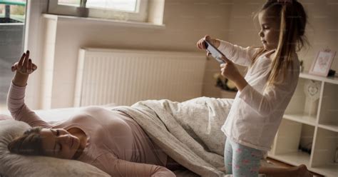 일반적인 엄마가 깨어날 시간입니다 침대에서 어머니와 딸 사진 Unsplash의 사람 이미지