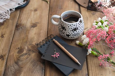 검은 향기로운 커피 꽃 모자와 안경 좋은 아침 밝은 밝은 색상 여자의 액세서리와 펜으로 메모장입니다 하루를 계획 건강한 생활방식에 대한 스톡 사진 및 기타 이미지 Istock