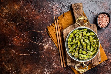 프라이팬에 바다 소금과 참깨를 곁들인 구운 녹색 완두콩 어두운 배경 평면도 복사 공간 건강한 식생활에 대한 스톡 사진 및 기타