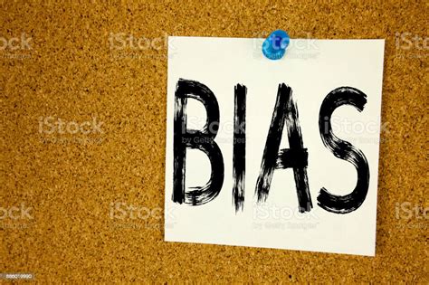 개념적 손을 바이어스를 보여주는 텍스트 캡션 영감을 쓰기입니다 편견 편견 부당한 대우 스티커 메모 알림 코르크 배경 복사 공간에 대 한 비즈니스 개념 편향에 대한 스톡 사진