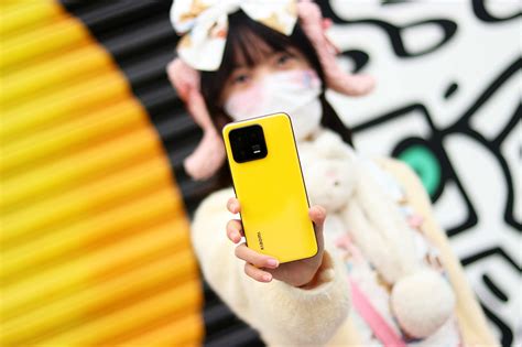 美女上手iphone14新配色，神似小米13飓风黄，哪款更好看？